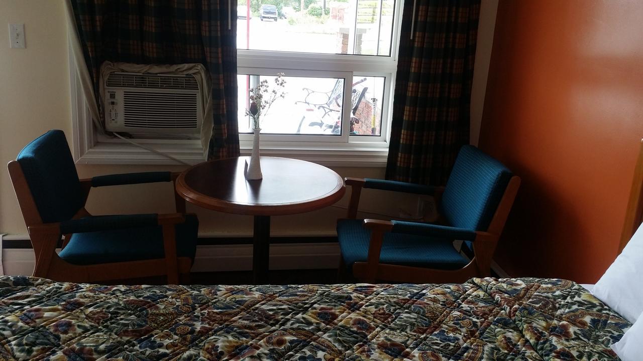 RIVER MIST INN STURGEON FALLS, ON